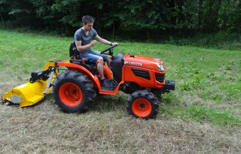 Utiliser un mini tracteur sur une pente : quelles précautions prendre